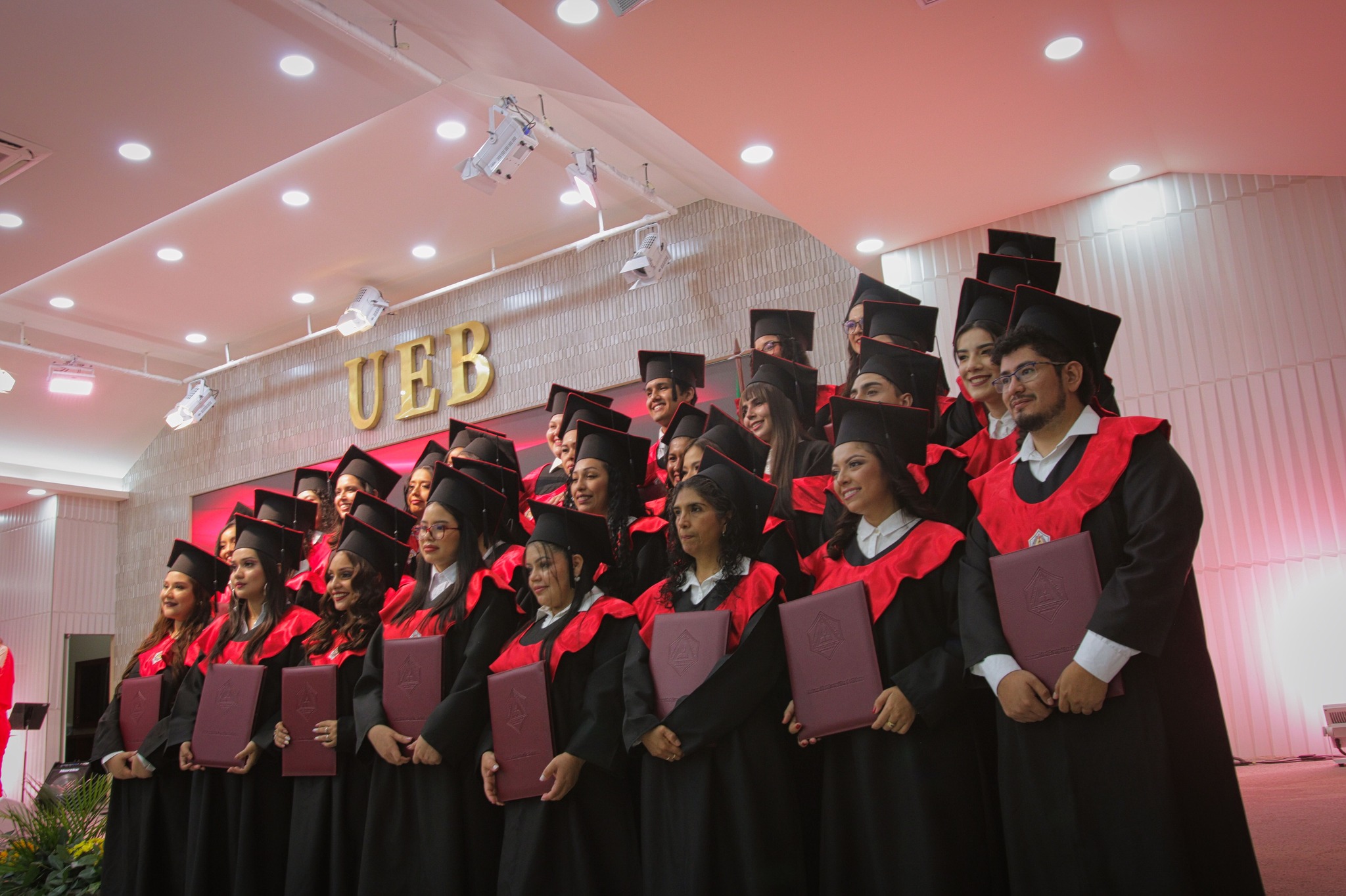 Graduación UEB 2025 – Universidad Evangélica Boliviana